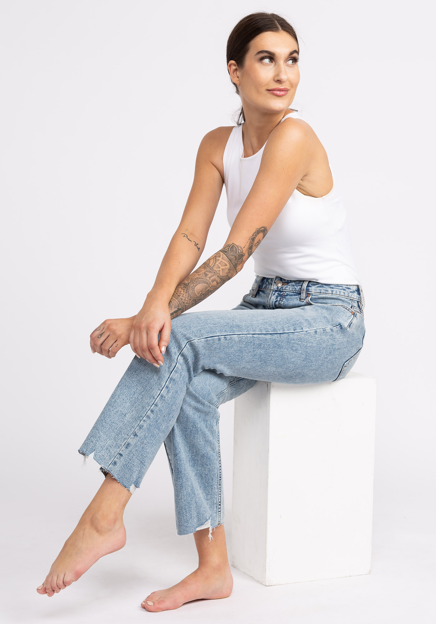 mid rise relaxed boot cut jeans Bootlegger 2000006082